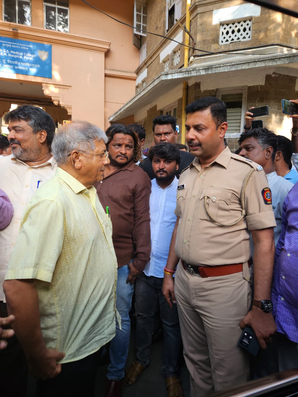 परमेश्वर रणशूर यांची रुग्णालयात जाऊन बाळासाहेब आंबेडकर यांनी घेतली भेट ...